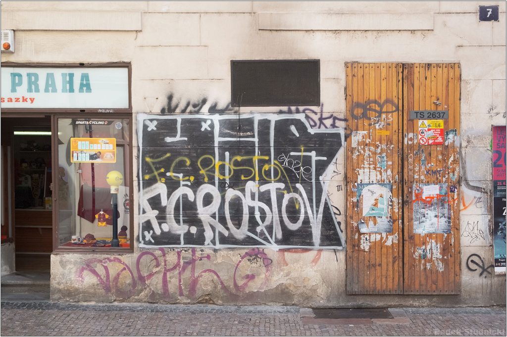 Graffiti na murze - Z aparatem przez świat